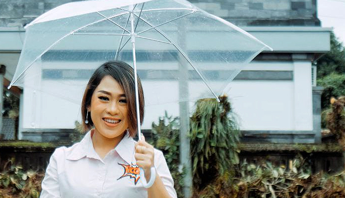 Wah, Tri Puspa “Jualan” Spanduk Lagi - Musik Bali