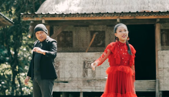 Murid dan Guru Duet untuk “Indonesia Abadi” - Musik Bali